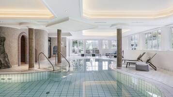 Piscina interna, piscina externa sazonal, espreguiçadeiras