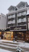 Um hotel com uma placa chamativa que diz "Lennox Hotels Ushuaia".