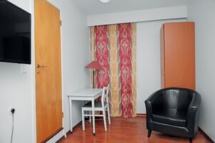 Quarto Individual Económico | Sala de estar | TV de ecrã plano 