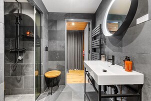 Quarto Duplo | Casa de banho | Artigos de higiene pessoal grátis, um secador de cabelo 