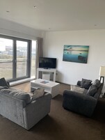 Apartamento Executivo, 2 quartos, varanda, vista para o porto | Sala de estar | Televisor, leitor de DVD 
