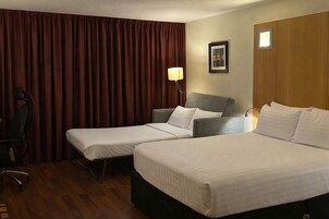 Quarto triplo | Banheiro | Chuveiro, produtos de toalete grátis, secador de cabelo 