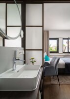 Quarto solteiro clássico | Banheiro | Chuveiro, produtos de toalete grátis, secador de cabelo 