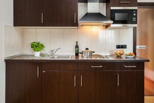 Frigobar, individualmente decorados, escrivaninha