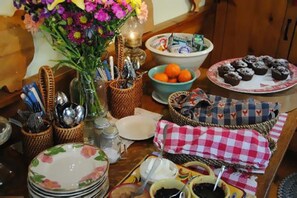 Café da manhã completo grátis todos os dias