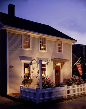 Fachada do alojamento (tarde/noite)