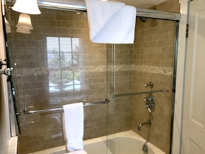 Quarto | Banheiro | Chuveiro, produtos de toalete de grife, secador de cabelo