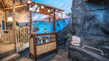 Quarto (Hawaiian Hideaway) | Casa de banho | Uma combinação polibã/banheira, uma banheira de hidromassagem