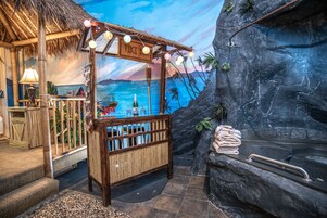 Quarto (Hawaiian Hideaway) | Casa de banho | Uma combinação polibã/banheira, uma banheira de hidromassagem