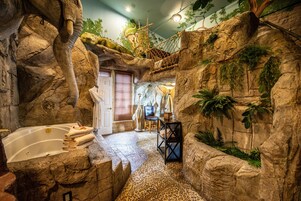 Quarto (Jungle Safari) | Casa de banho | Uma combinação polibã/banheira, uma banheira de hidromassagem