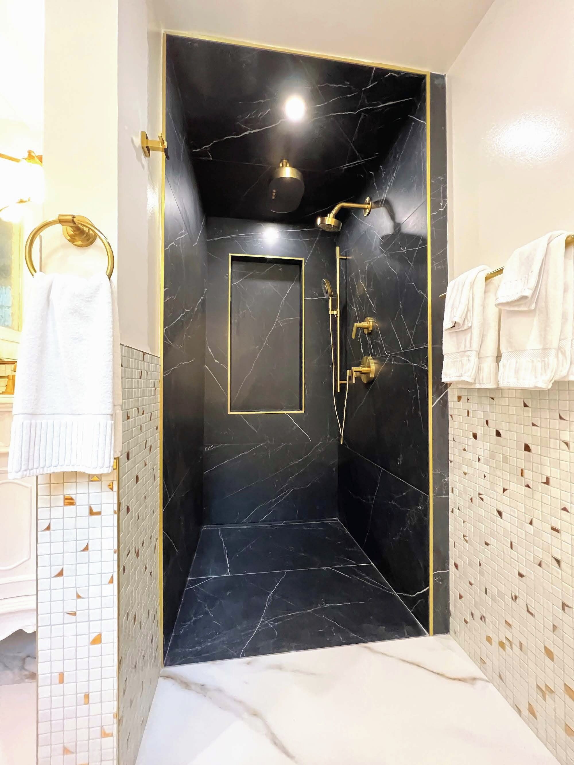Gilded Stage in the Mainhouse | Banheiro | Produtos de toalete de grife, secador de cabelo, toalhas de banho 
