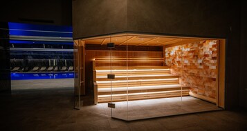 Um interior moderno com escada de madeira e estrutura de vidro.