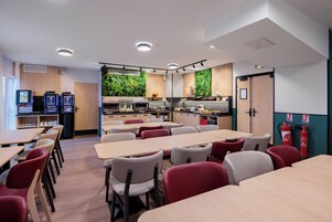 Café da manhã continental todos os dias (EUR 15 por pessoa) 