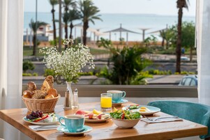 Café da manhã com buffet grátis todos os dias