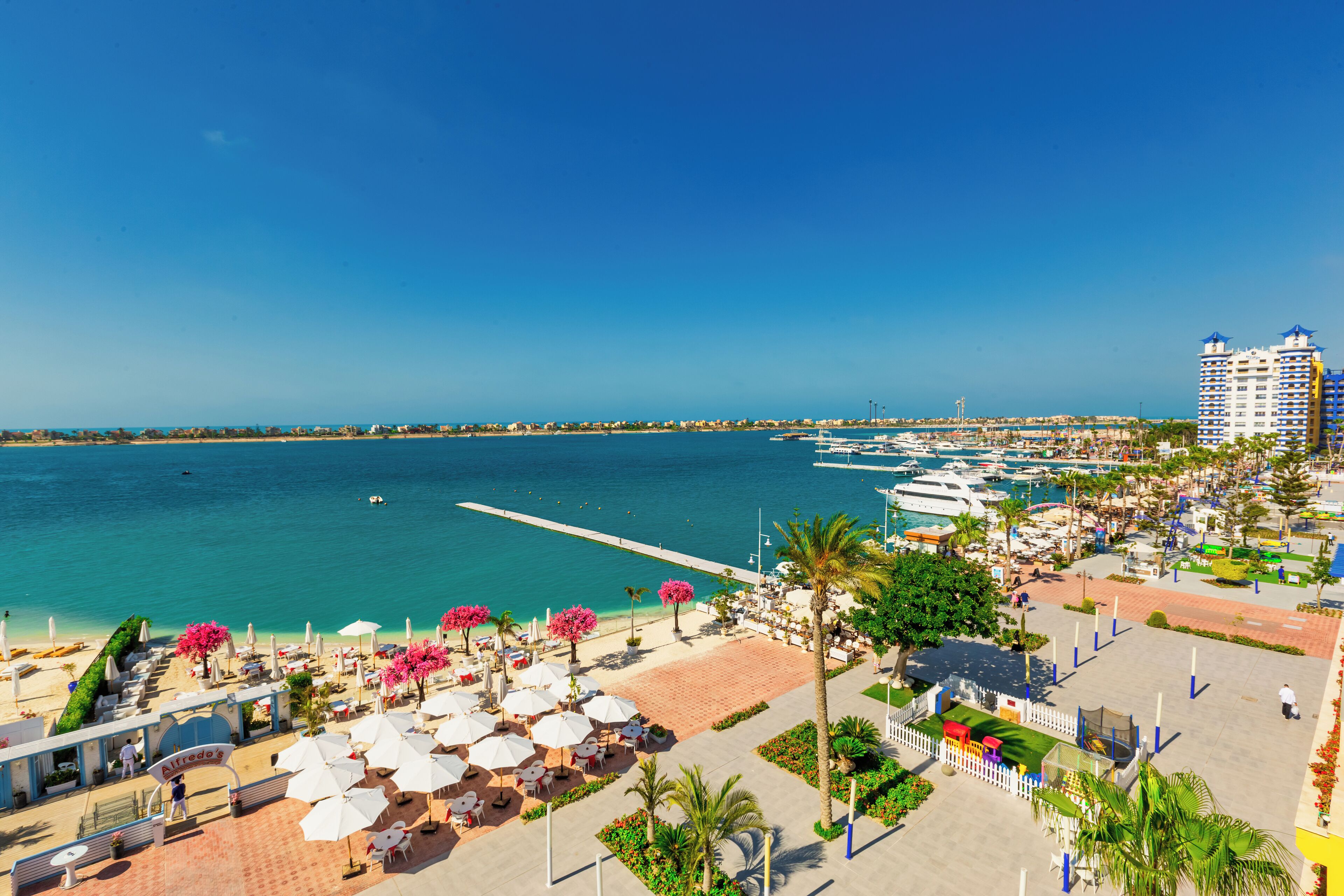 Uma praia privada, praia de areia branca, guarda-sóis de praia 