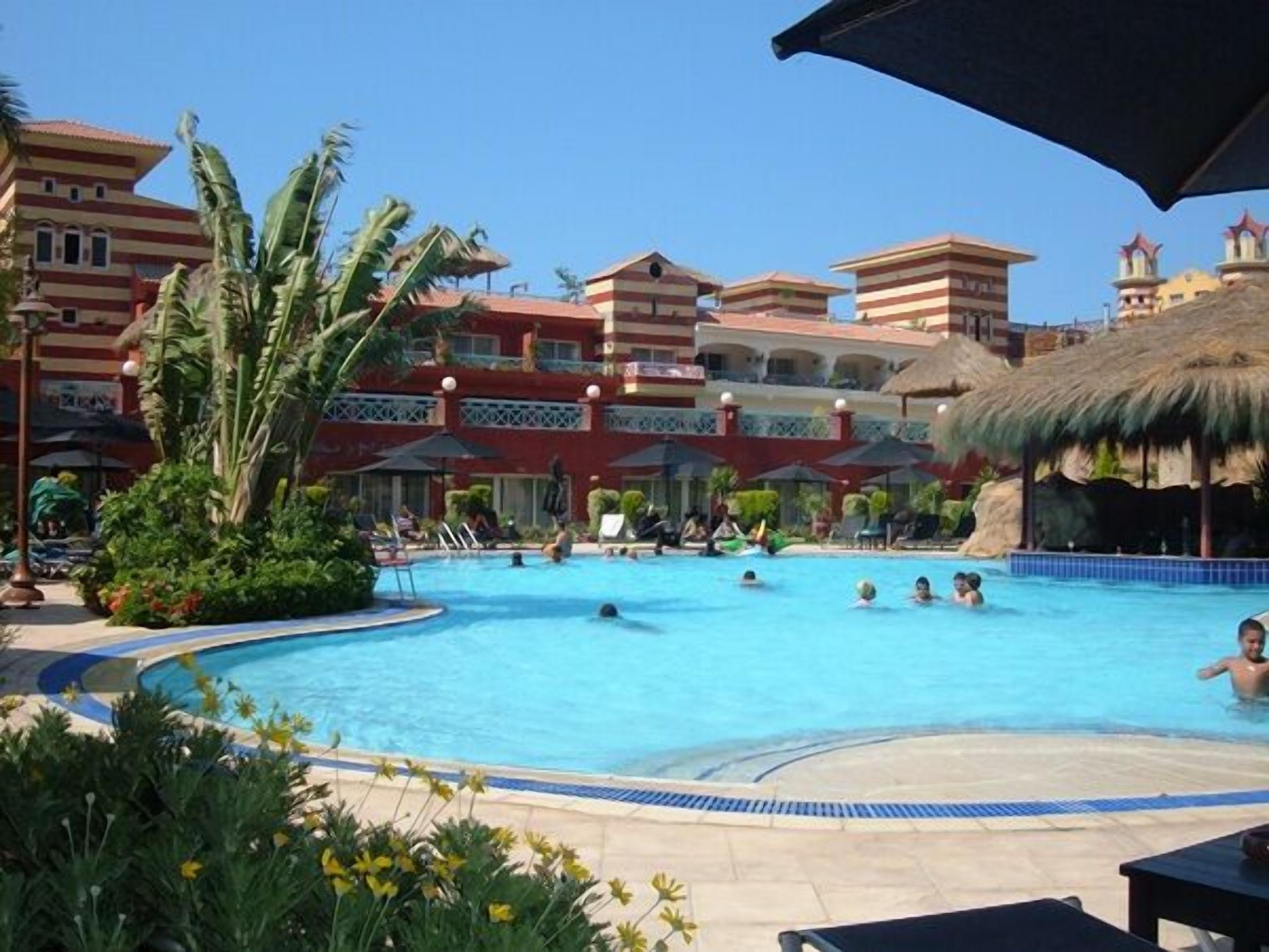 9 piscinas exteriores, da(s) 9:00 à(s) 17:00, guarda-sóis 