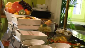 Disposição de buffet com diversos alimentos e recipientes em uma mesa.