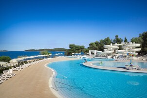 Piscina exterior sazonal, guarda-sóis, espreguiçadeiras 