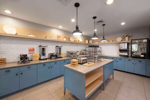 Café da manhã para viagem grátis todos os dias