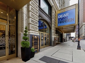 Exterior do Teatro CIBC com uma marquise anunciando 'Dear Evan Hansen'.