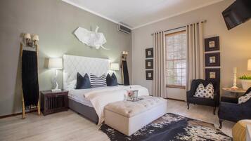 Quarto casal luxo | Cofres nos quartos, individualmente decorados, escrivaninha