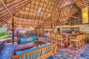 Bar à beira da piscina