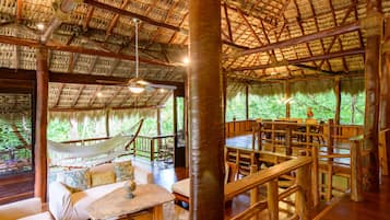 Casa conforto, 3 quartos, vista para a praia, de frente para a praia | Opções para refeição no quarto