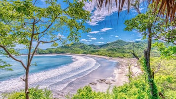 Praia particular, areia branca, barracas de praia de cortesia