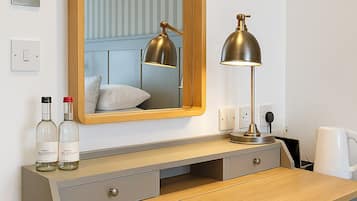 Quarto Twin Executivo | Com decoração personalizada, com mobília individualizada, secretária