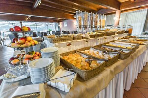 Café da manhã com buffet grátis todos os dias