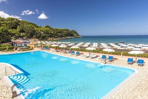 Piscina externa sazonal, funciona das 9h às 19h, guarda-sóis