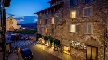 Roupas de cama premium, frigobar, cofres nos quartos, escrivaninha