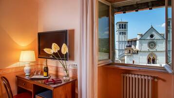 Roupas de cama premium, frigobar, cofres nos quartos, escrivaninha