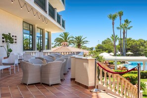 3 bares/lounges, bar ao lado da piscina