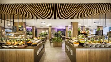 Café da manhã com buffet grátis todos os dias