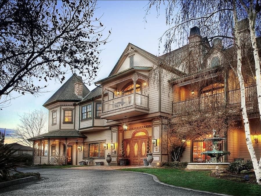 Fachada da propriedade à noite