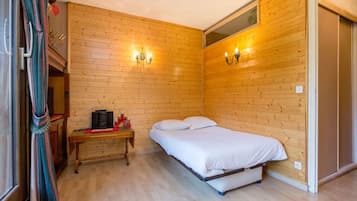 Apartamento, suíte, vista para o jardim (avec Jardin Privé - 009) | Área de estar | TV de tela plana 25 polegadas com canais via satélite, TV