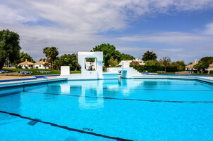 Piscina externa, guarda-sóis, espreguiçadeiras