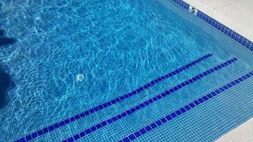 Piscina externa sazonal, guarda-sóis, espreguiçadeiras