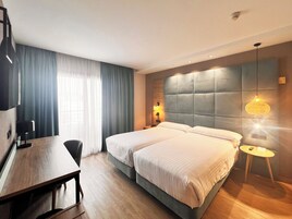 Minibar, cofre no quarto, secretária, cortinas/cortinados opacos 