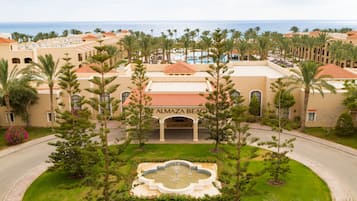 Um resort com um edifício central identificado como