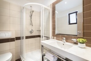 Chuveiro/banheira combinados, produtos de toalete grátis