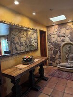 Suite Exclusiva | Sala de estar | TV plasma, lareira, base para iPod, livros 