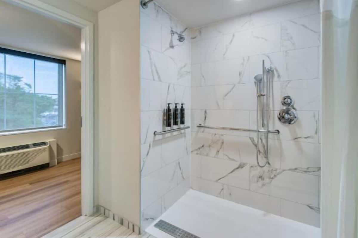 Chuveiro/banheira combinados, produtos de toalete grátis