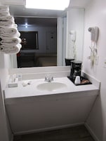 Artigos de higiene pessoal grátis, um secador de cabelo