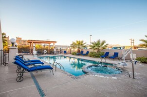 Piscina exterior, espreguiçadeiras 
