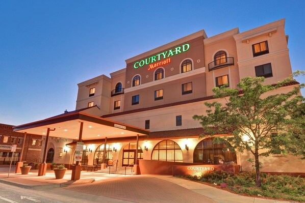 Courtyard by Marriott Wichita At Old Town in Wichita: Find Hotel ...