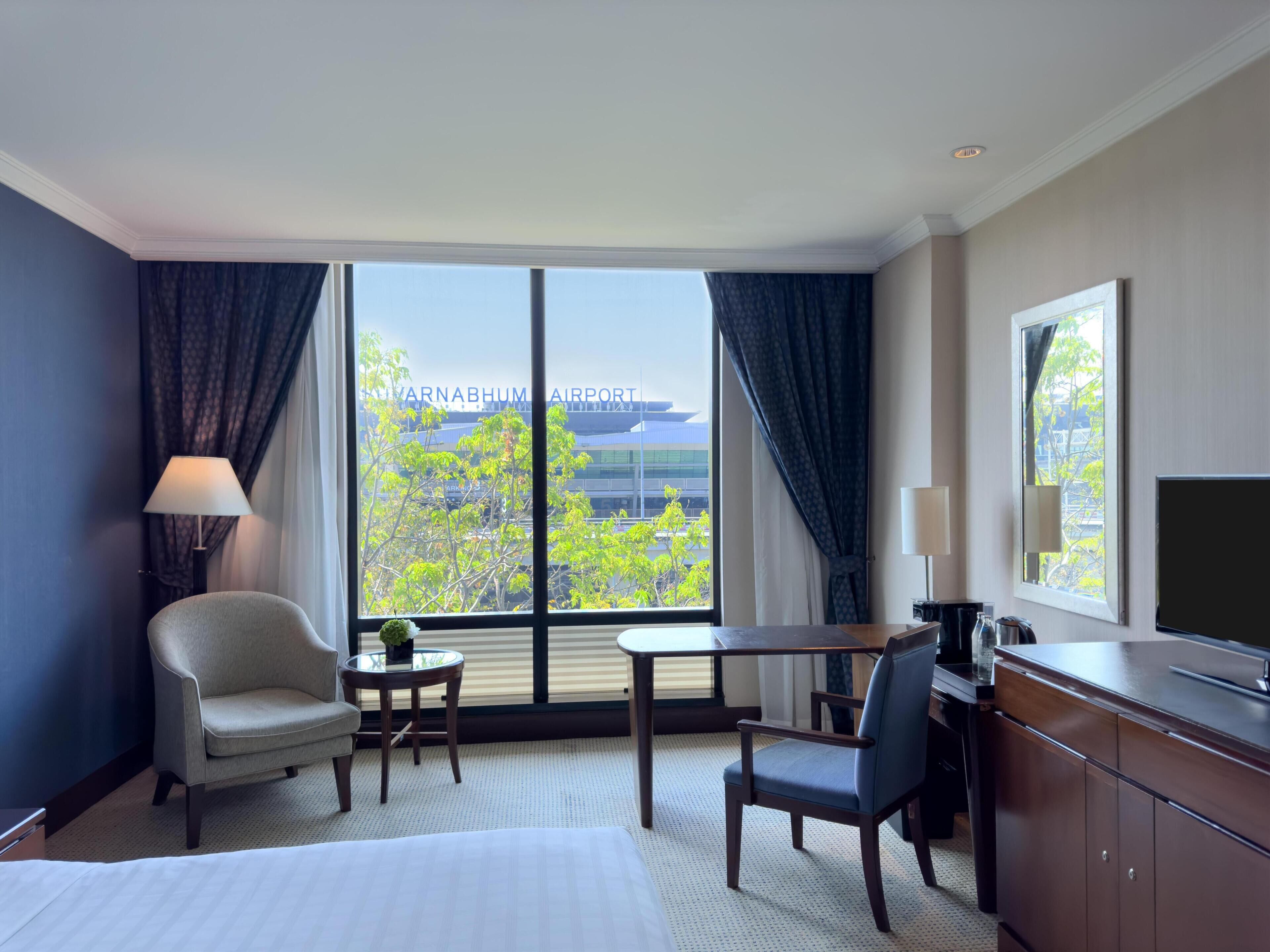 Quarto, 1 cama king-size (Airport View) | Minibar, cofre no quarto, secretária 