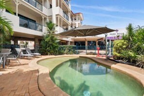 2 piscinas externas, espreguiçadeiras