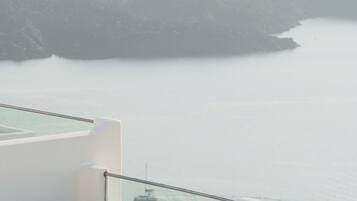 Uma varanda com vista para o mar e falésias.